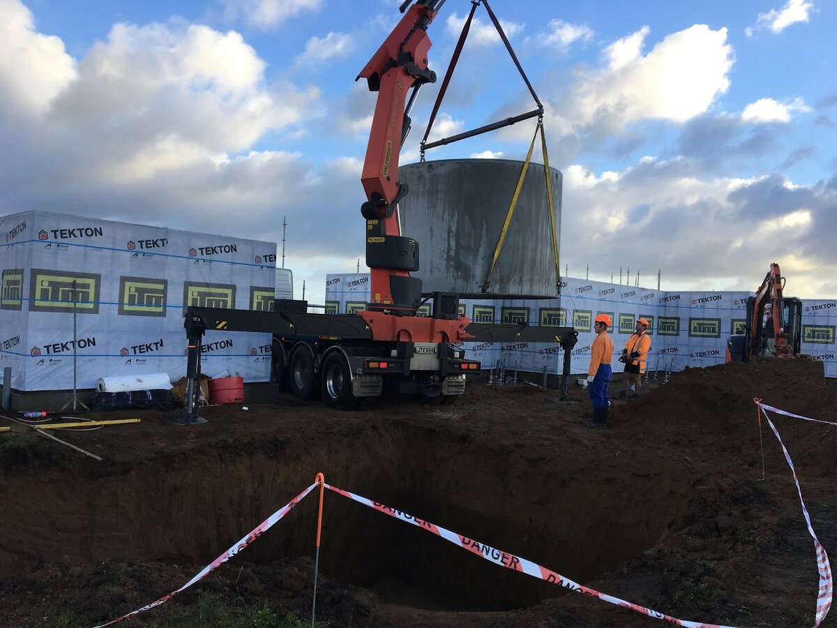 Lifting Water Tanks into Place | Waipa Plumbing and Gas Ltd